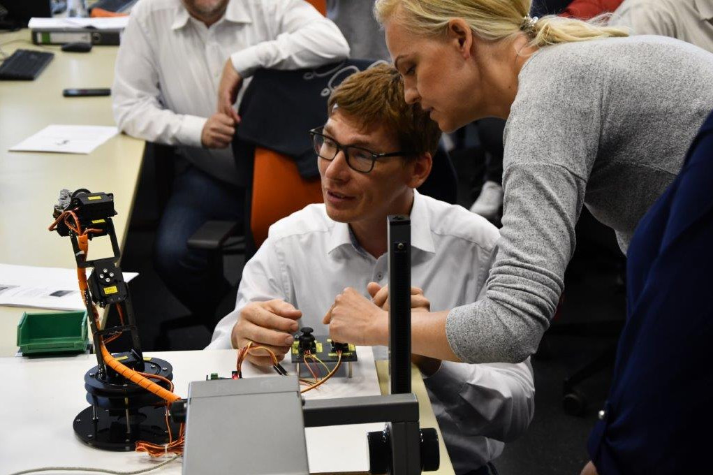 "Robotuino 4.0": BFW-Teilnehmer bauen intelligente Prothese | SRH BFW ...